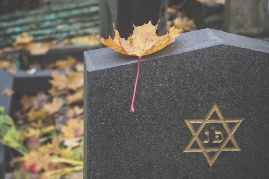 Jewish Funeral Etiquette: What to Expect as a Non-Jew - Funeral Basics